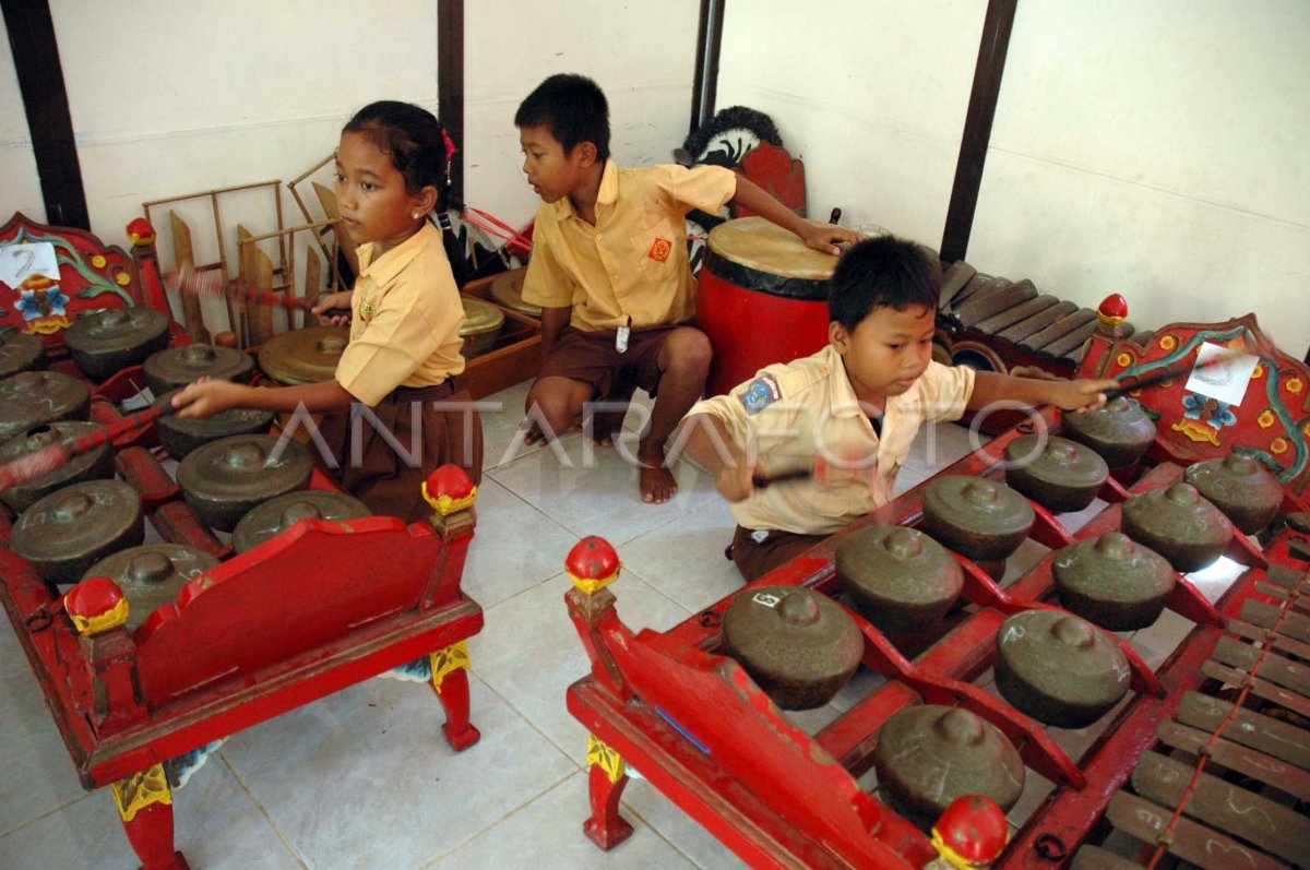 BELAJAR GAMELAN | ANTARA Foto