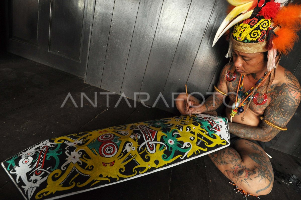 LUKIS PERISAI | ANTARA Foto