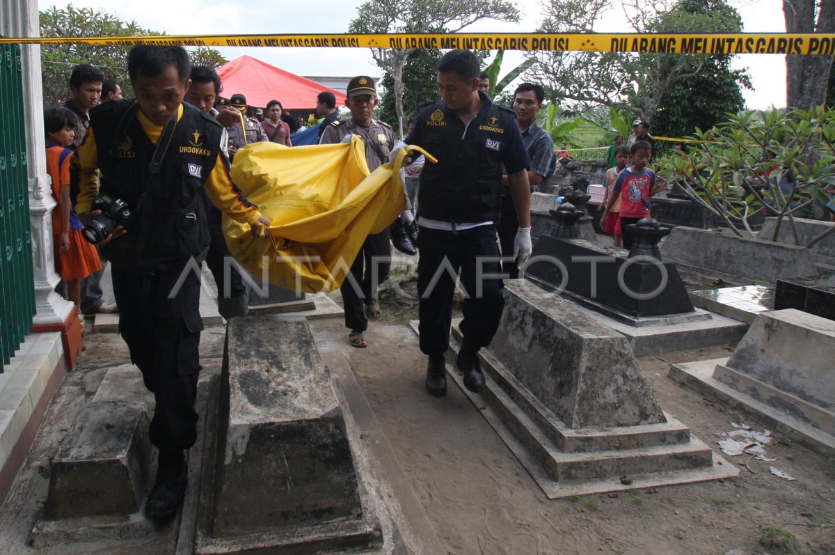 BONGKAR MAKAM | ANTARA Foto BONGKAR MAKAM | ANTARA Foto