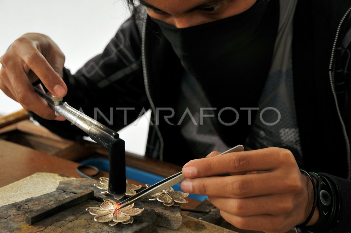 KERAJINAN PERAK | ANTARA Foto