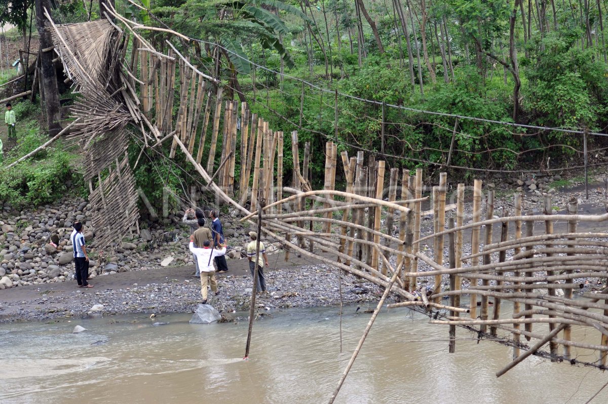 JEMBATAN GANTUNG PUTUS | ANTARA Foto