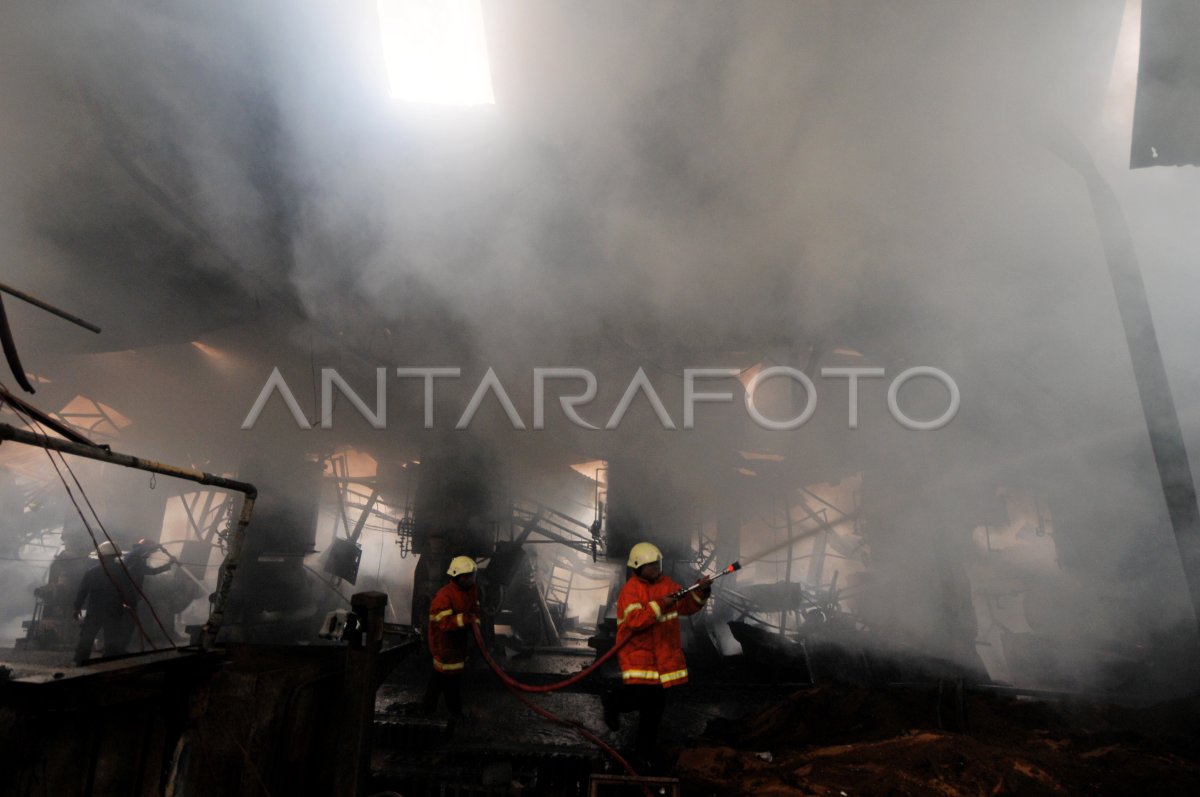 KEBAKARAN PABRIK MINYAK KELAPA | ANTARA Foto