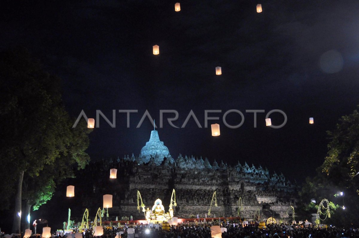 LAMPION PERDAMAIAN WAISAK | ANTARA Foto