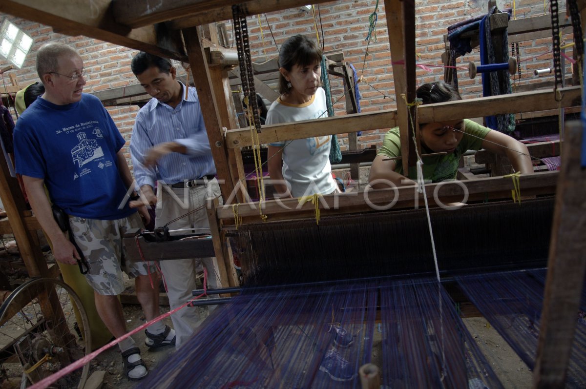 WISMAN WISATA TENUN | ANTARA Foto