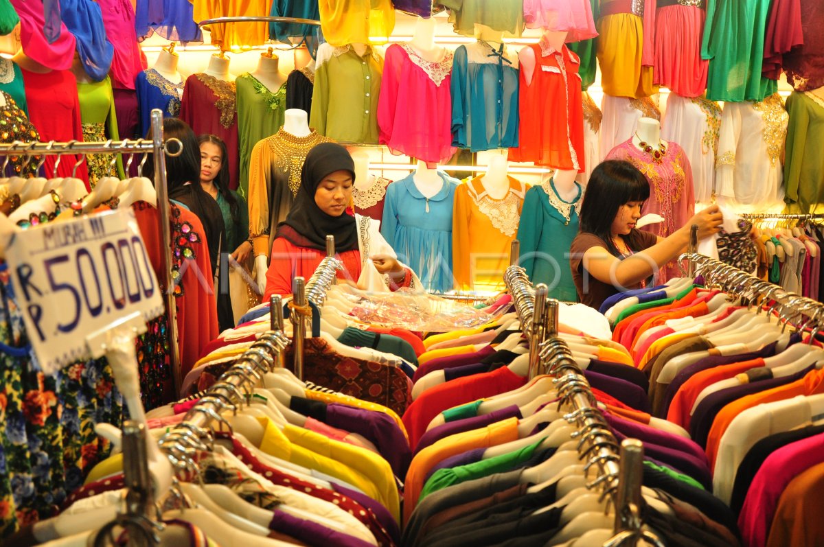 BELANJA KEBUTUHAN LEBARAN | ANTARA Foto