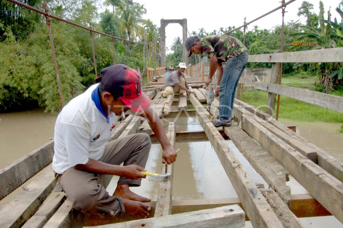 PERBAIKAN JEMBATAN GANTUNG. | ANTARA Foto