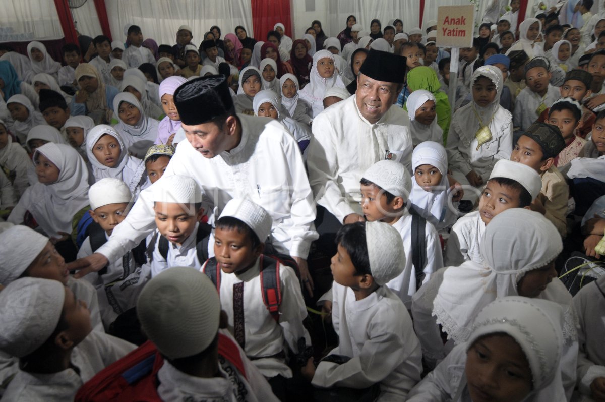 SANTUNAN KEPADA ANAK YATIM | ANTARA Foto