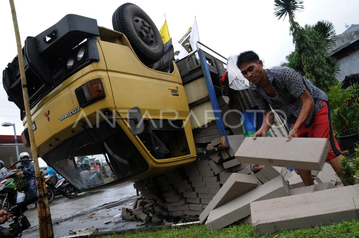 TRUK TERGULING | ANTARA Foto