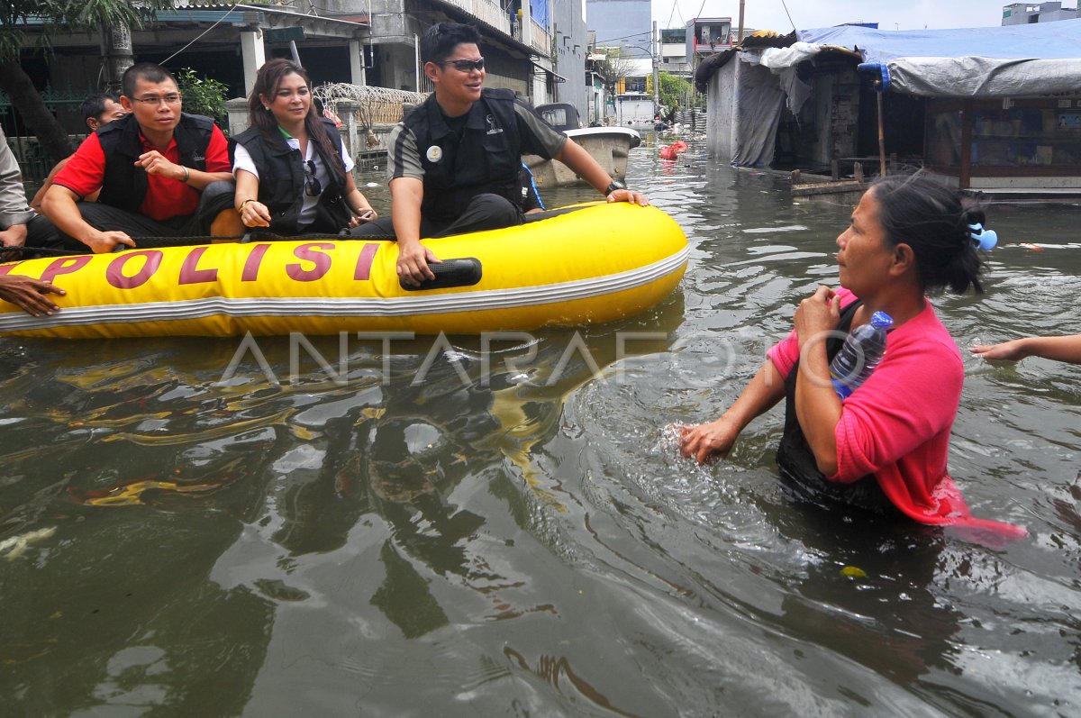 HIPMI KUNJUNGI LOKASI BANJIR | ANTARA Foto
