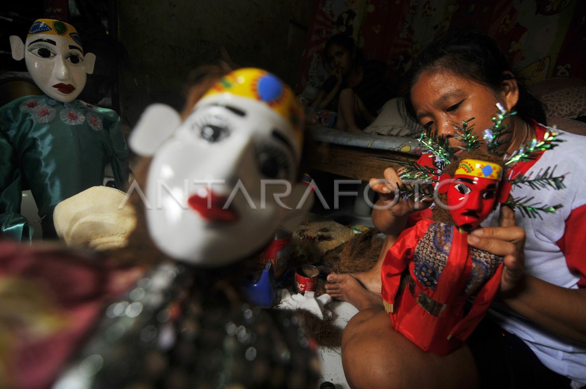 PERAJIN ONDEL-ONDEL | ANTARA Foto