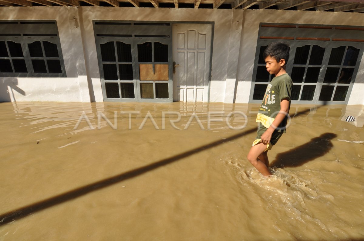 BANJIR LUAPAN SUNGAI PALU | ANTARA Foto