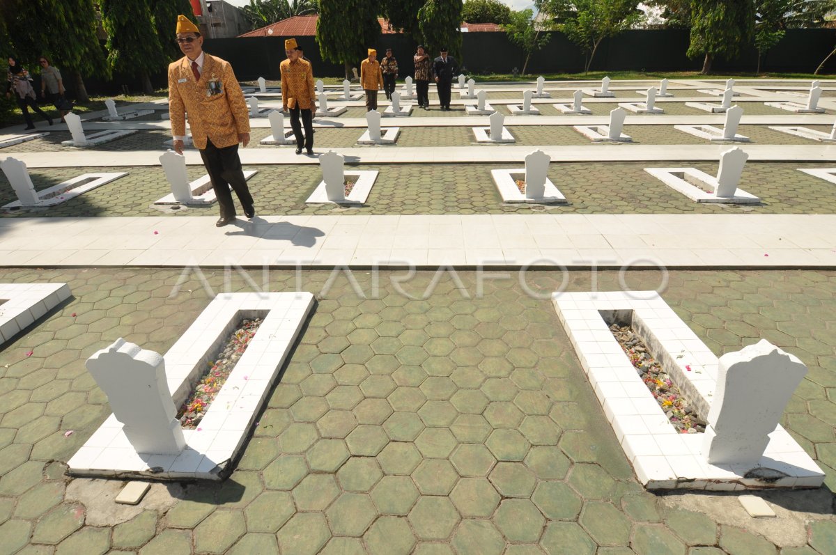 ZIARAH TAMAN MAKAM PAHLAWAN | ANTARA Foto