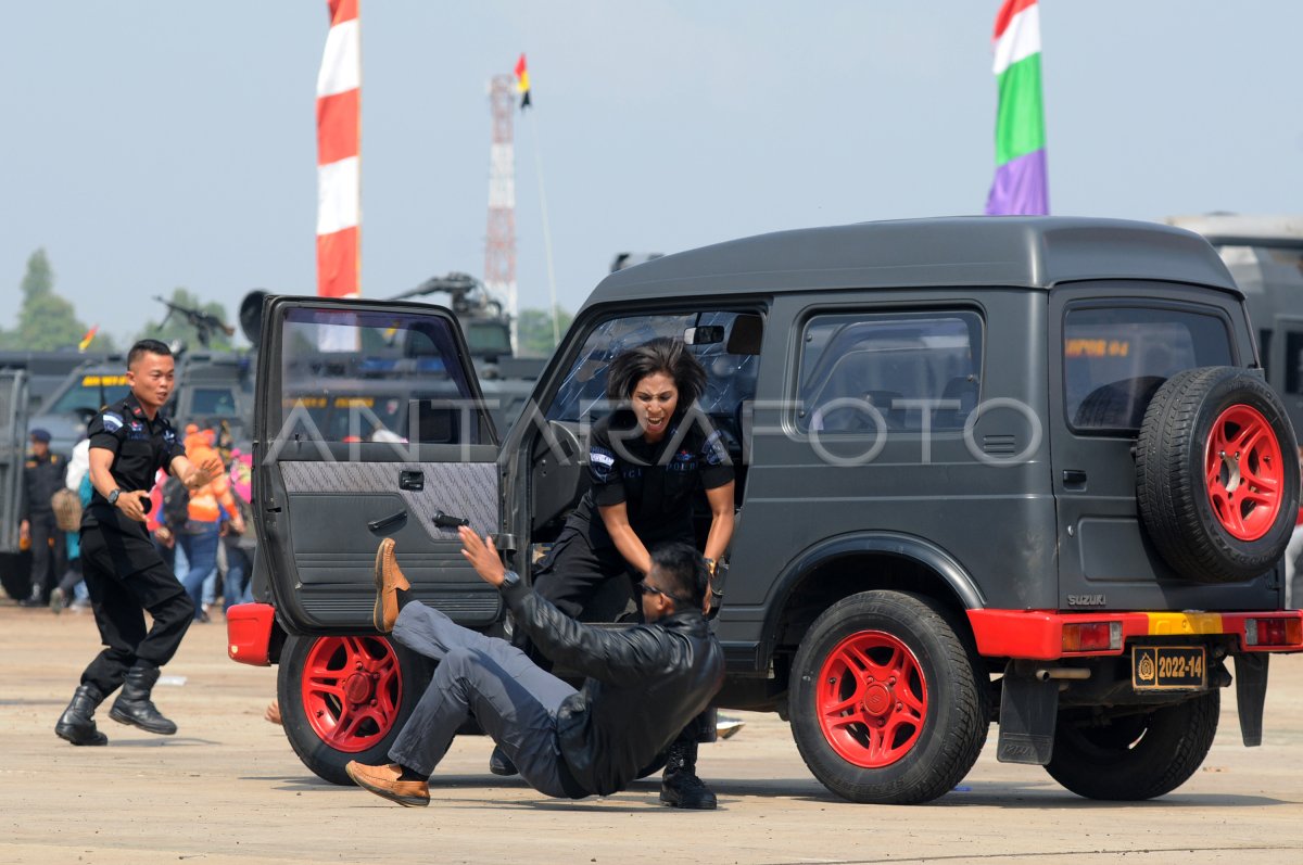 ATRAKSI HUT BRIMOB | ANTARA Foto