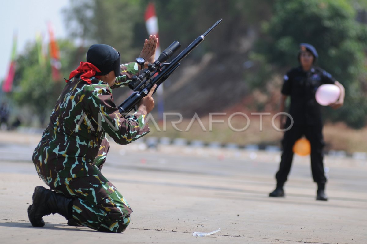 ATRAKSI HUT BRIMOB | ANTARA Foto