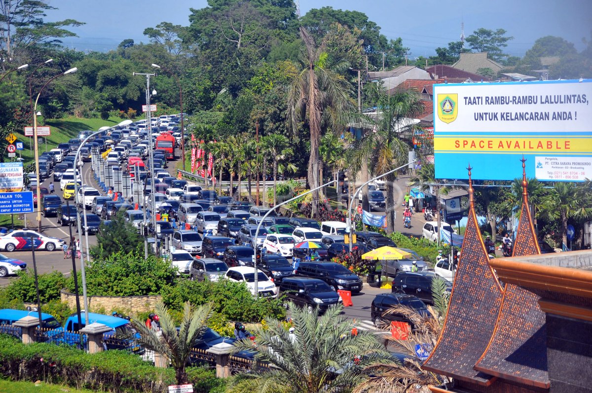KEMACETAN JALUR PUNCAK LIBUR AWAL TAHUN | ANTARA Foto