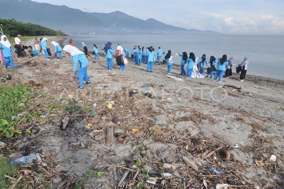 GERAKAN BERSIH SAMPAH PANTAI | ANTARA Foto