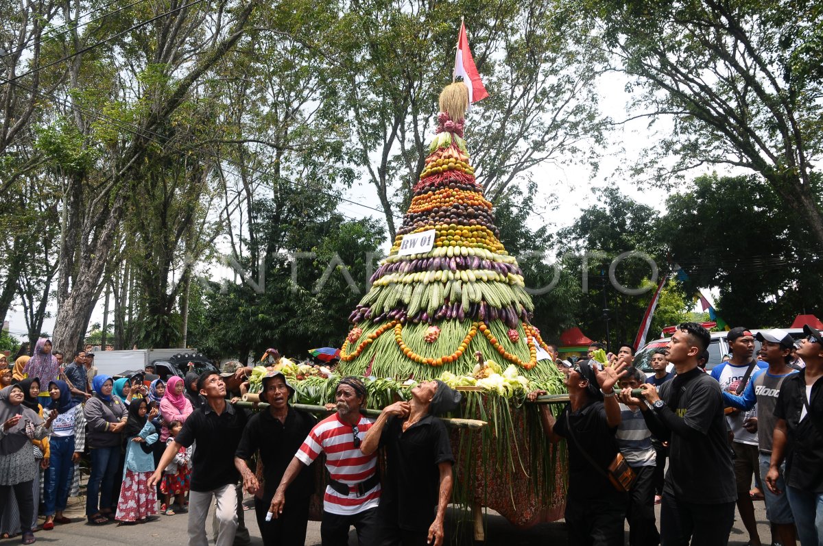 KIRAB BOYONG GROBOG | ANTARA Foto
