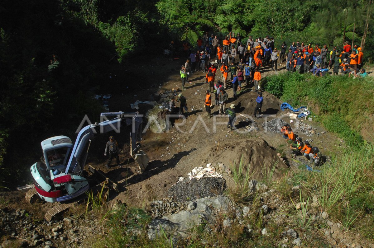 PENCARIAN KORBAN LONGSOR | ANTARA Foto