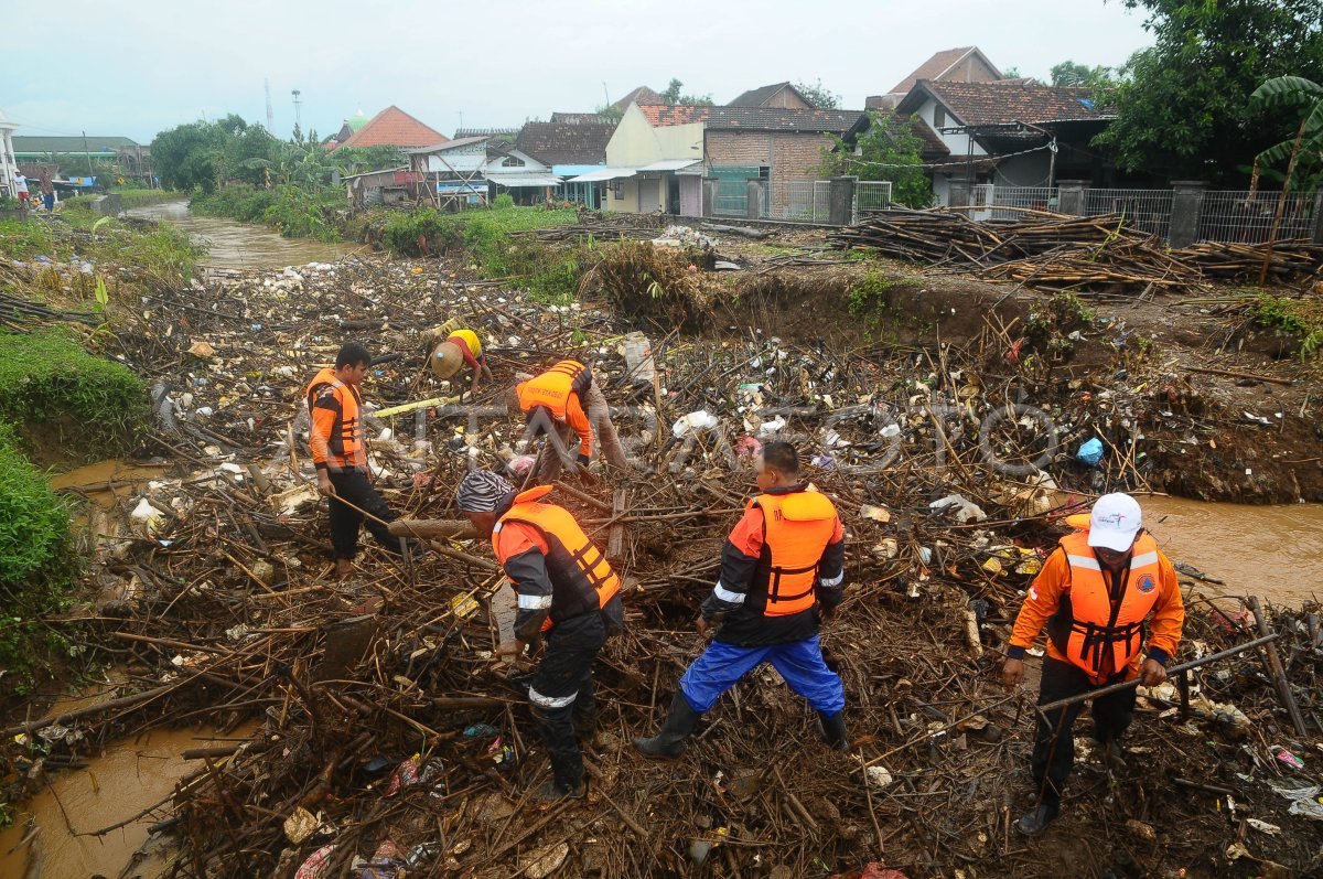 BERSIHKAN SAMPAH SUNGAI | ANTARA Foto