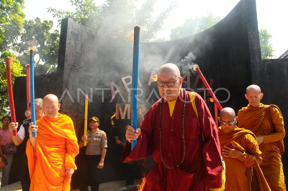 PENGAMBILAN API DHARMA WAISAK | ANTARA Foto