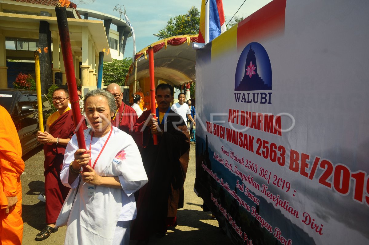 PENGAMBILAN API DHARMA WAISAK | ANTARA Foto