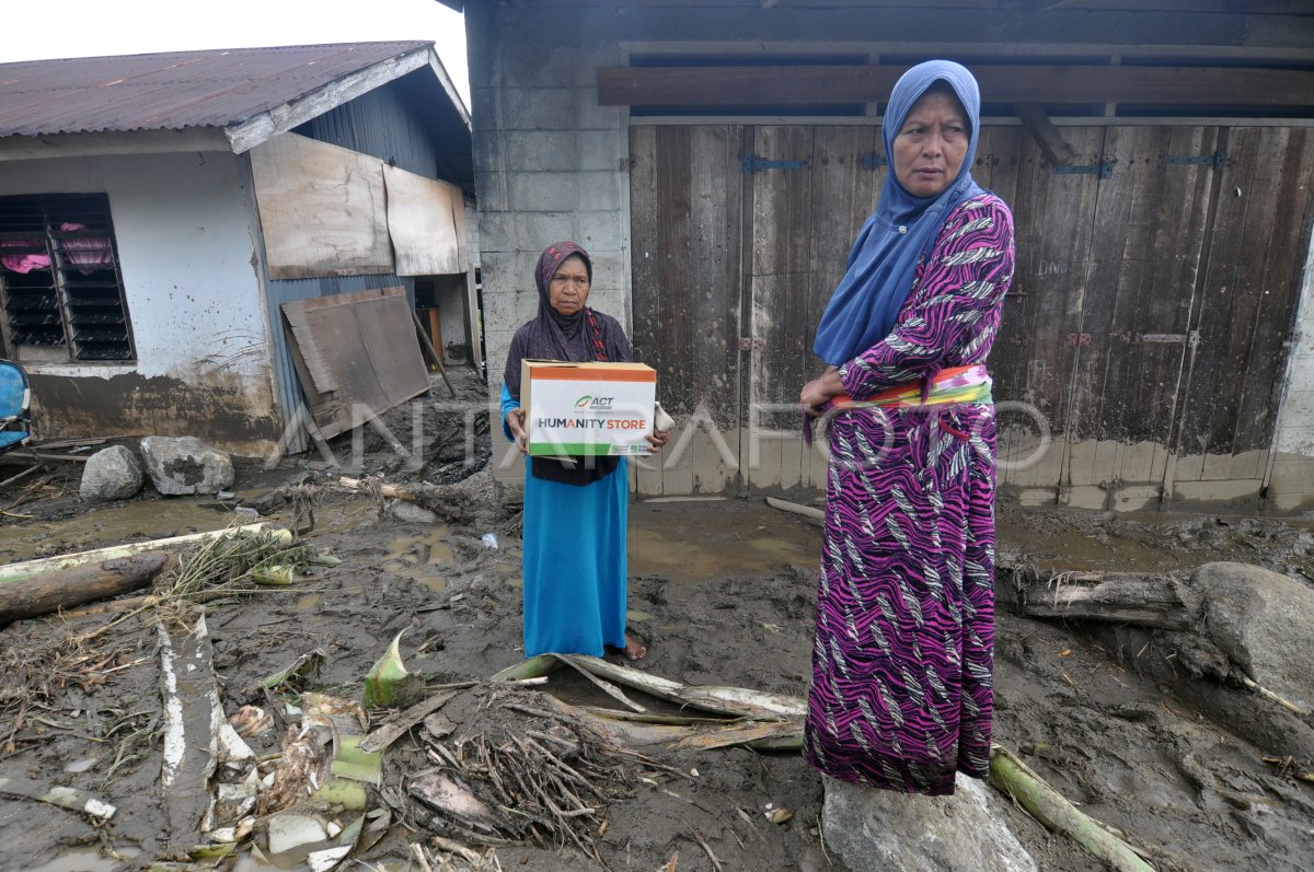 BANTUAN KORBAN BANJIR BANDANG | ANTARA Foto