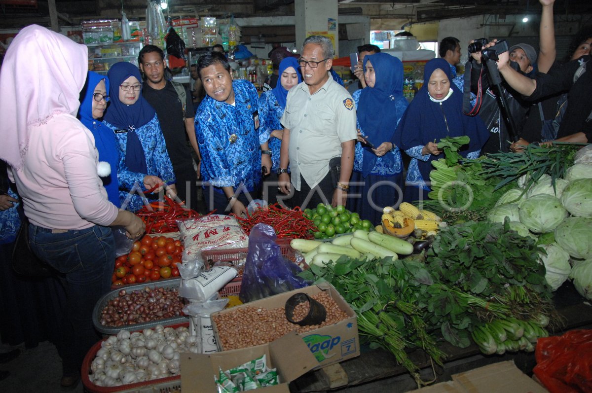 SIDAK PASAR TRADISIONAL JELANG NATAL DAN TAHUN BARU | ANTARA Foto