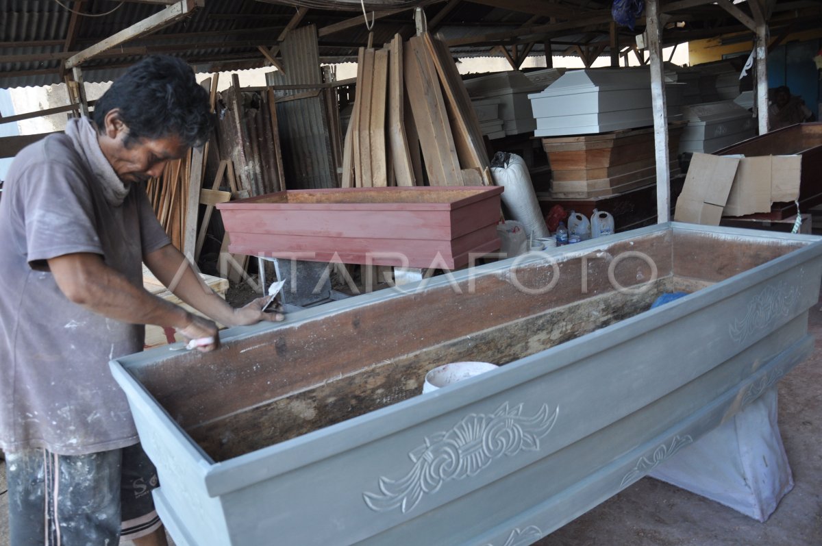 PEMBUATAN PETI MATI | ANTARA Foto