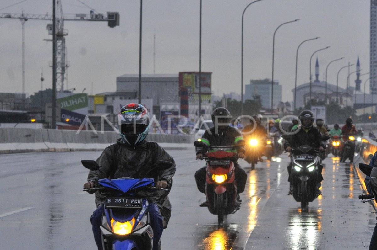 MOTOR MELINTAS DI TOL BECAKAYU | ANTARA Foto MOTOR MELINTAS DI TOL BECAKAYU | ANTARA Foto