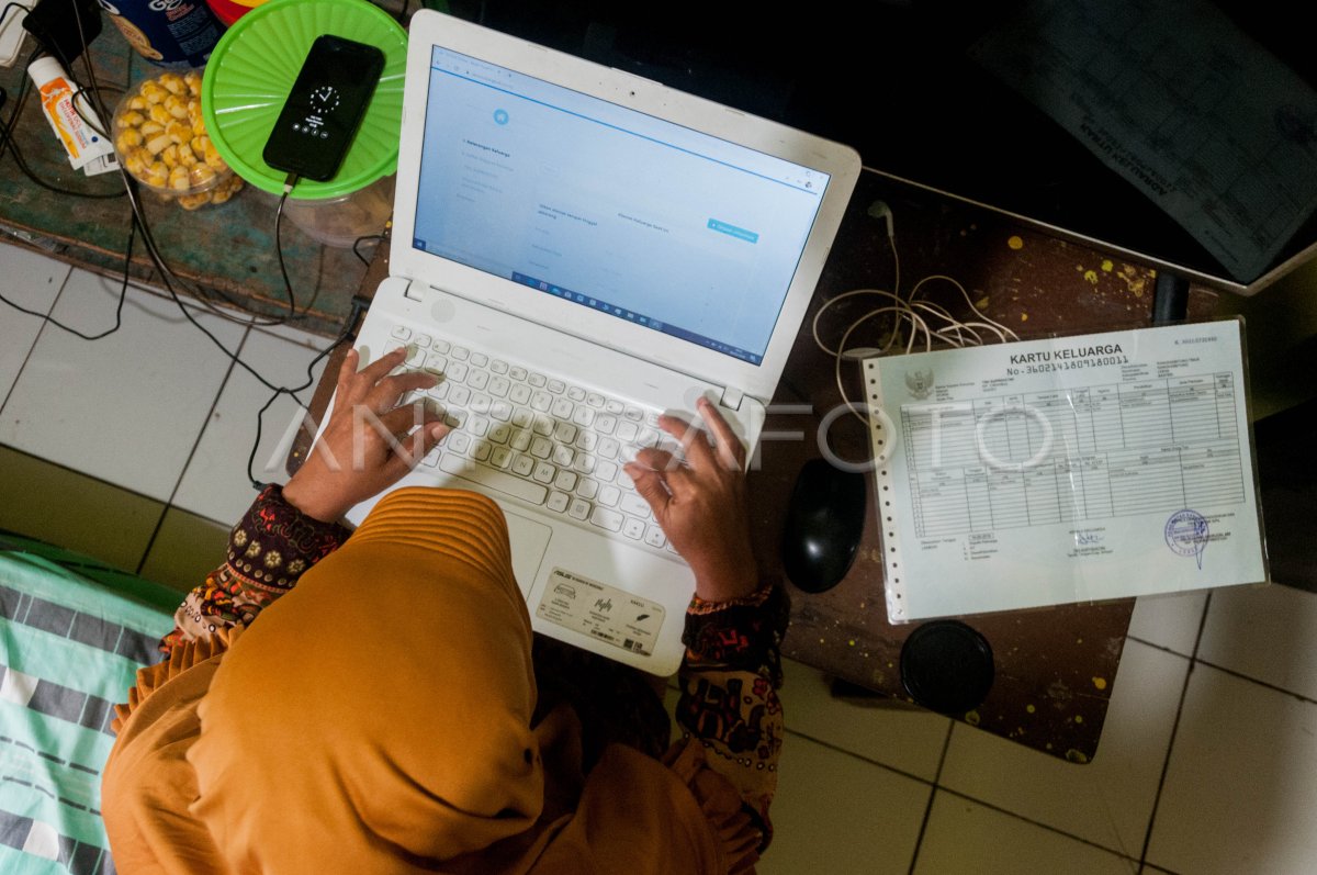 SENSUS PENDUDUK ONLINE | ANTARA Foto SENSUS PENDUDUK ONLINE | ANTARA Foto