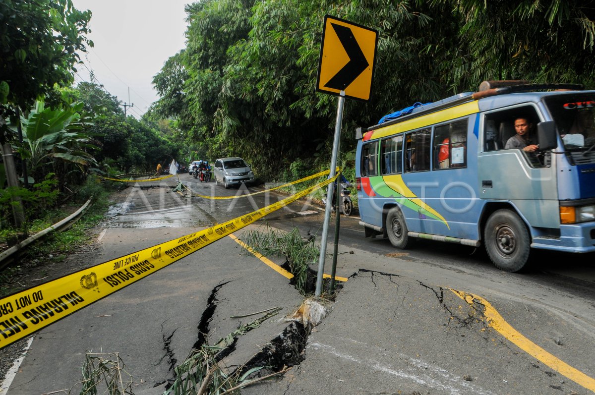 JALAN ANTARPROVINSI AMBLAS | ANTARA Foto