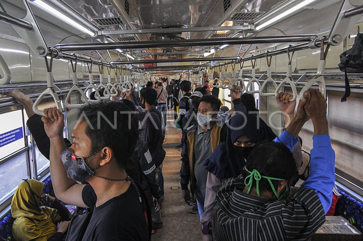 PERUBAHAN JAM OPERASIONAL KRL | ANTARA Foto