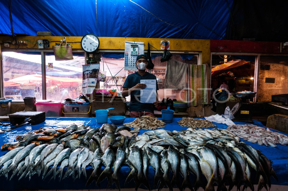 PEDAGANG PASAR WAJIB TUNJUKKAN SERTIFIKAT VAKSIN COVID-19 | ANTARA Foto PEDAGANG PASAR WAJIB TUNJUKKAN SERTIFIKAT VAKSIN COVID-19 | ANTARA Foto