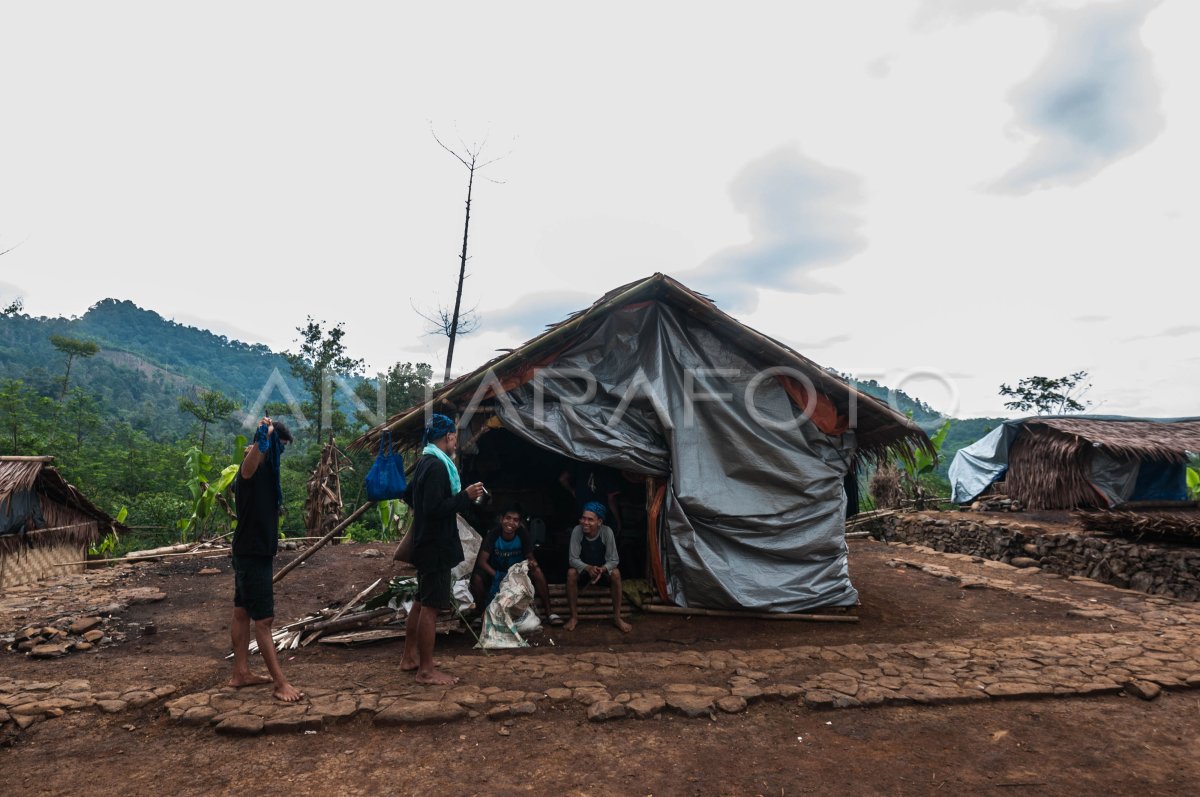 PEMBANGUNAN RUMAH BADUY MENUNGGU TANGGAL ADAT | ANTARA Foto