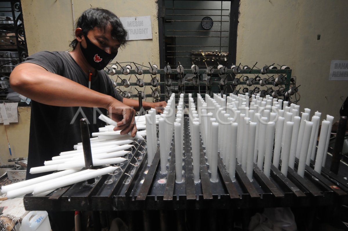 PRODUKSI LILIN JELANG NATAL | ANTARA Foto PRODUKSI LILIN JELANG NATAL | ANTARA Foto