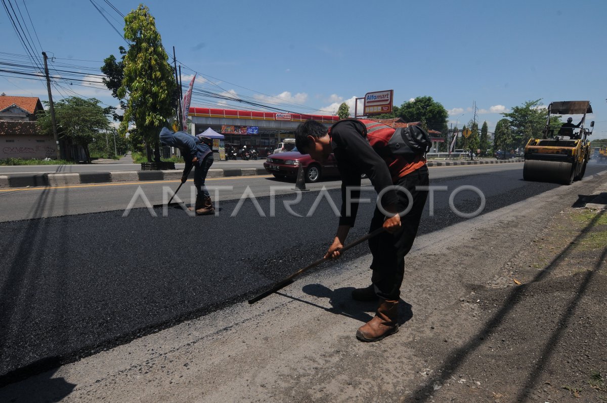 PERBAIKAN JALAN NASIONAL SOLO-YOGYAKARTA | ANTARA Foto