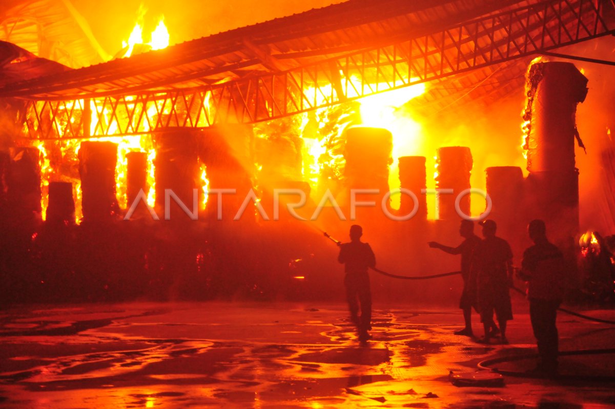 Kebakaran pabrik kertas di Kudus | ANTARA Foto