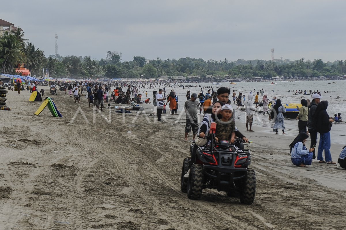 Wisata Anyer saat libur tahun baru 2024 | ANTARA Foto