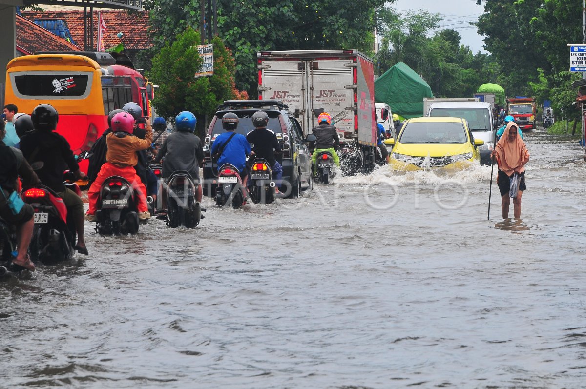 Jalan Kudus-Purwodadi tergenang banjir | ANTARA Foto
