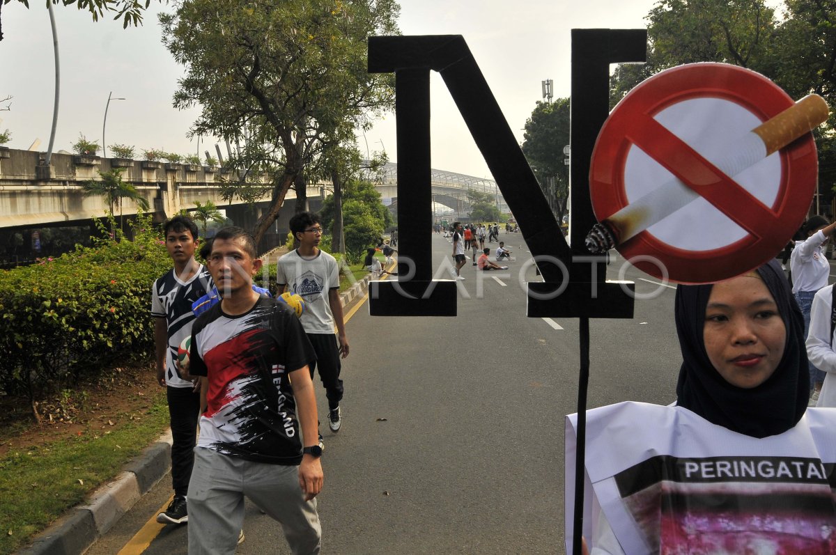 Pemeriksaan kesehatan dan sosialisasi dampak negatif rokok | ANTARA Foto