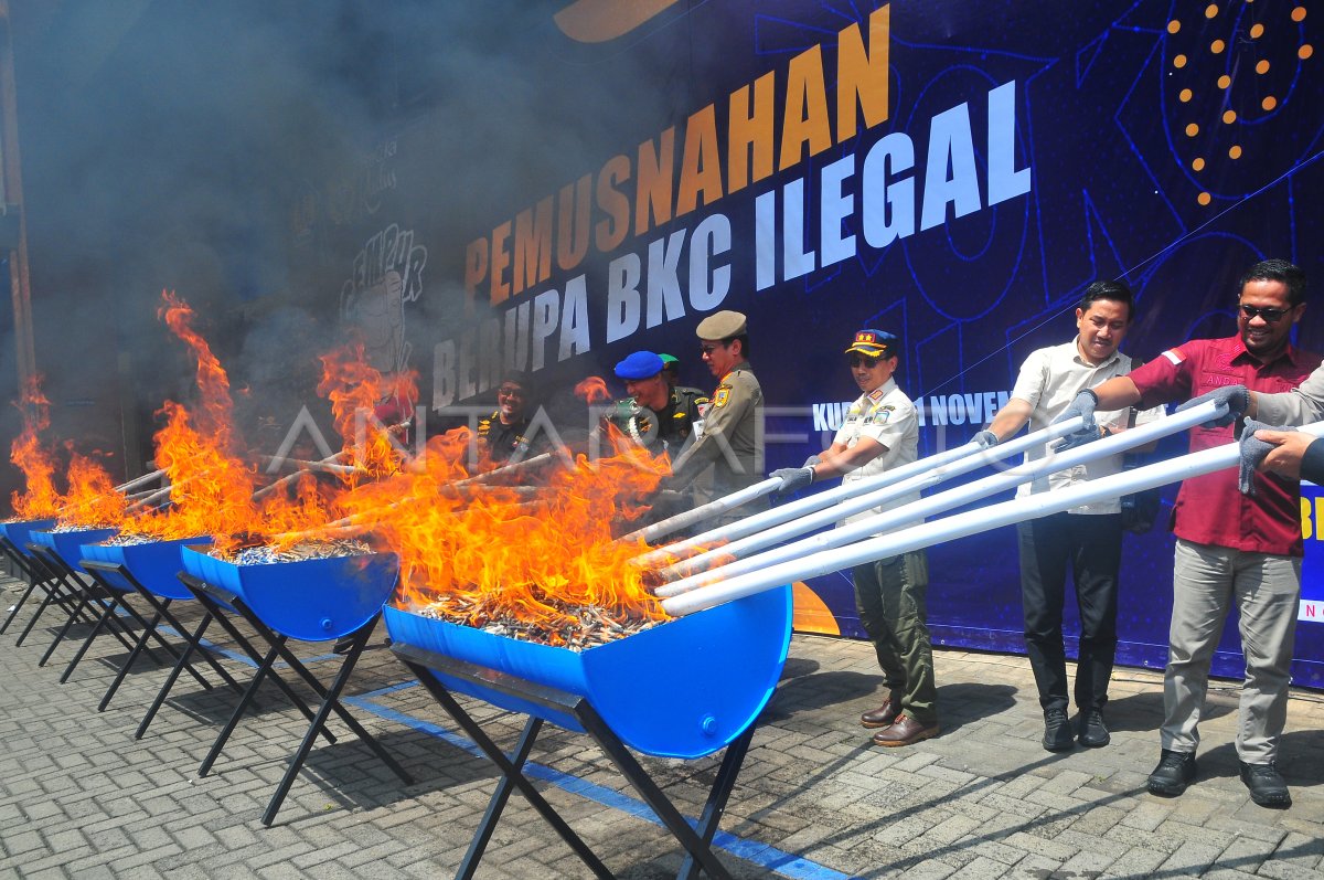 Pemusnahan rokok ilegal Bea Cukai Kudus | ANTARA Foto