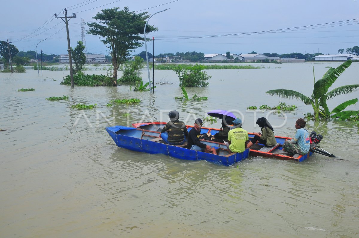 Akses jalan desa putus akibat banjir di Kudus | ANTARA Foto