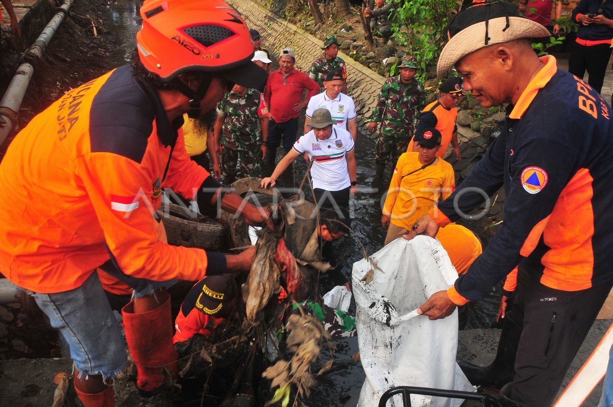 Aksi bersih sungai di Kudus | ANTARA Foto