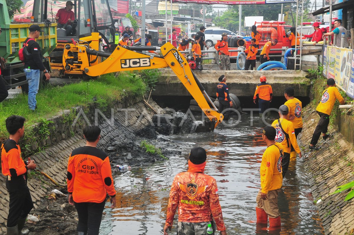 Aksi bersih sungai di Kudus | ANTARA Foto
