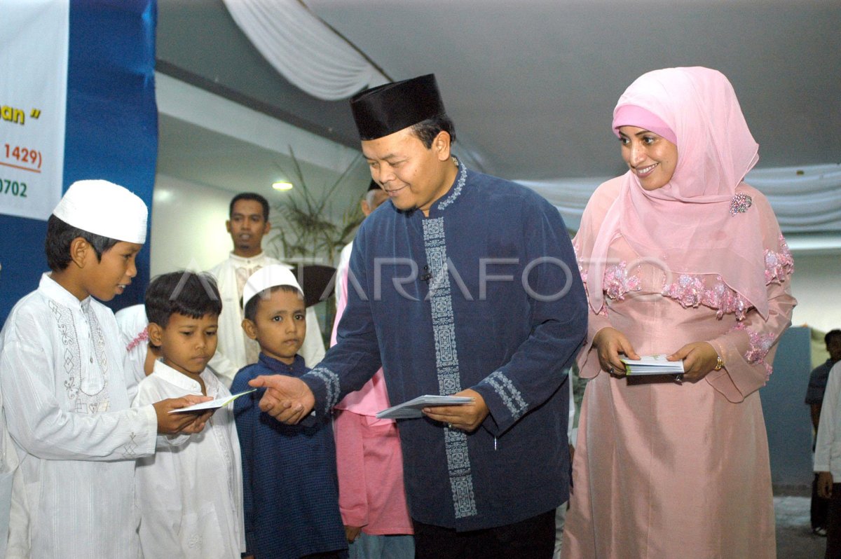 SANTUNI ANAK YATIM | ANTARA Foto