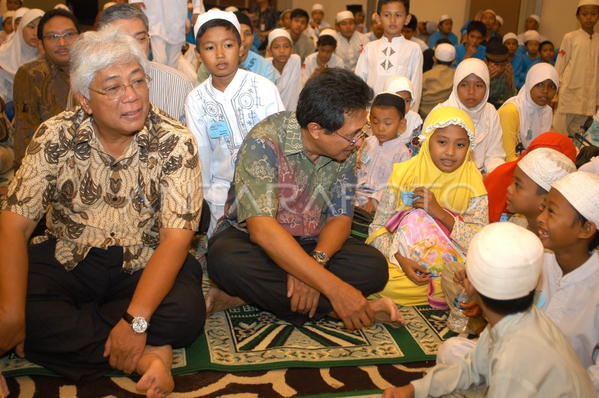 SANTUNI ANAK YATIM | ANTARA Foto