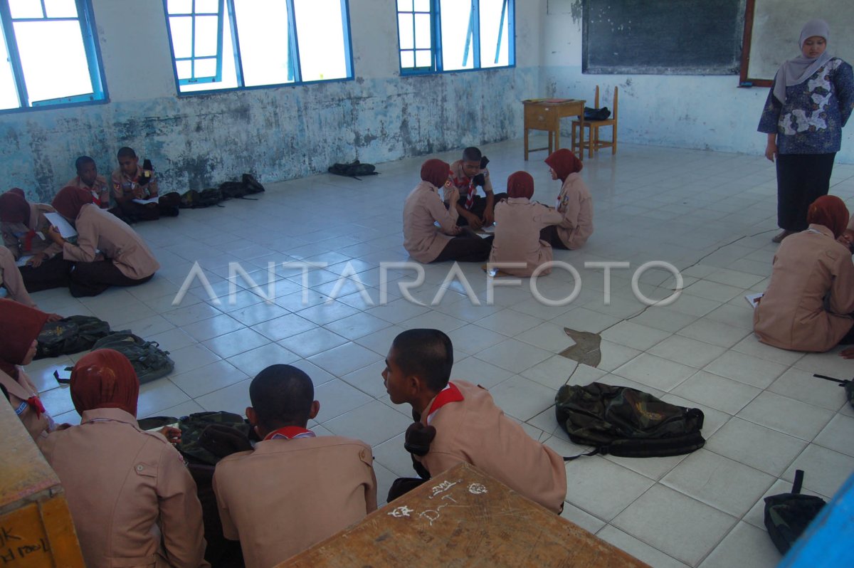 BELAJAR DI LANTAI | ANTARA Foto