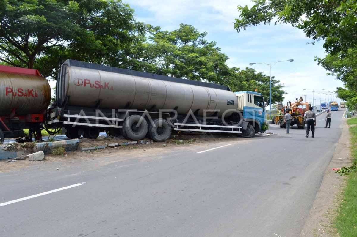KECELAKAAN TRUK TANGKI | ANTARA Foto KECELAKAAN TRUK TANGKI | ANTARA Foto