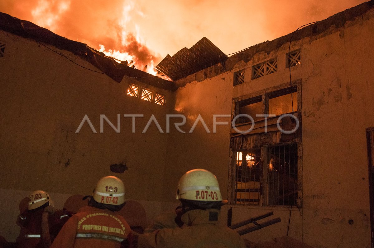KEBAKARAN RUMAH DI MENTENG | ANTARA Foto