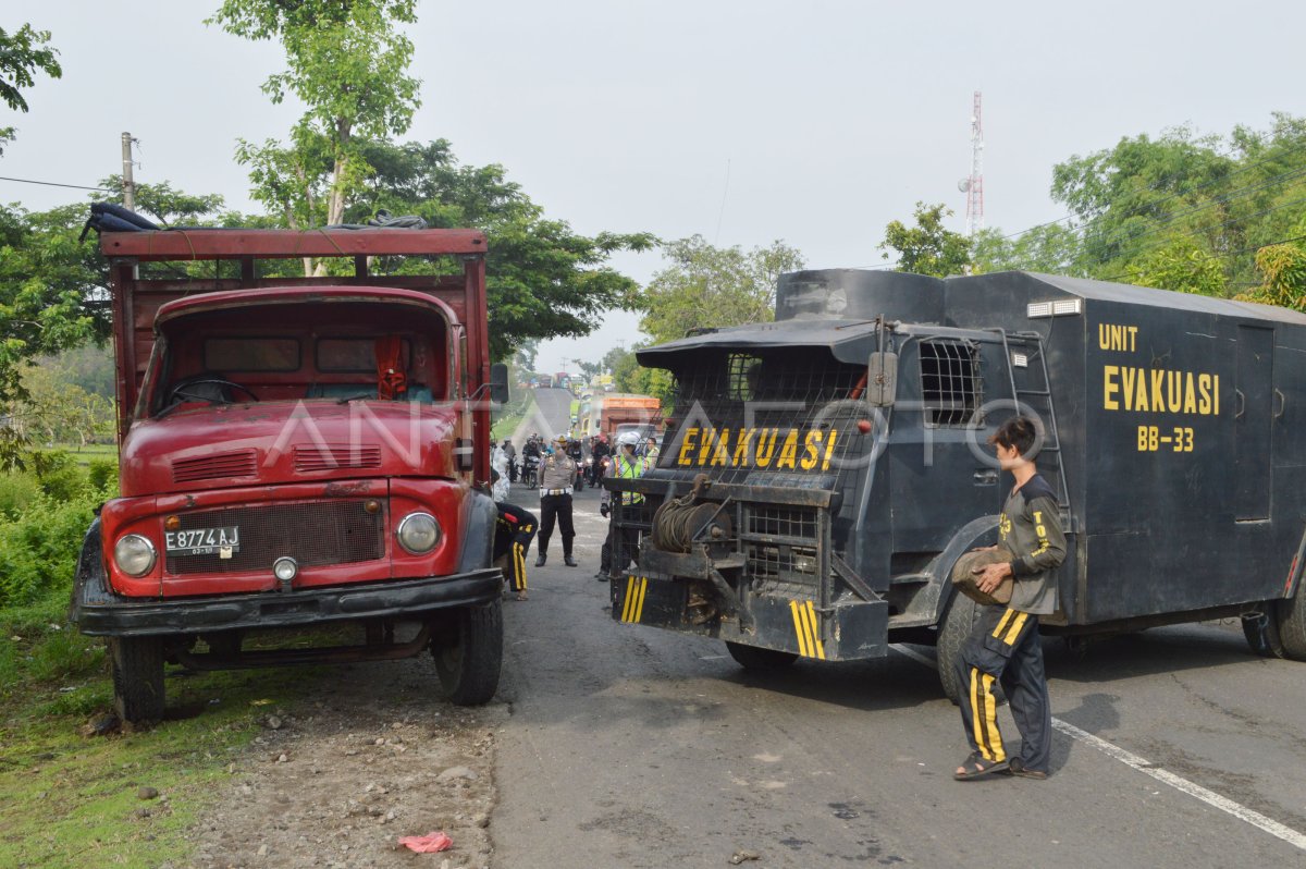 TRUK TERGULING | ANTARA Foto